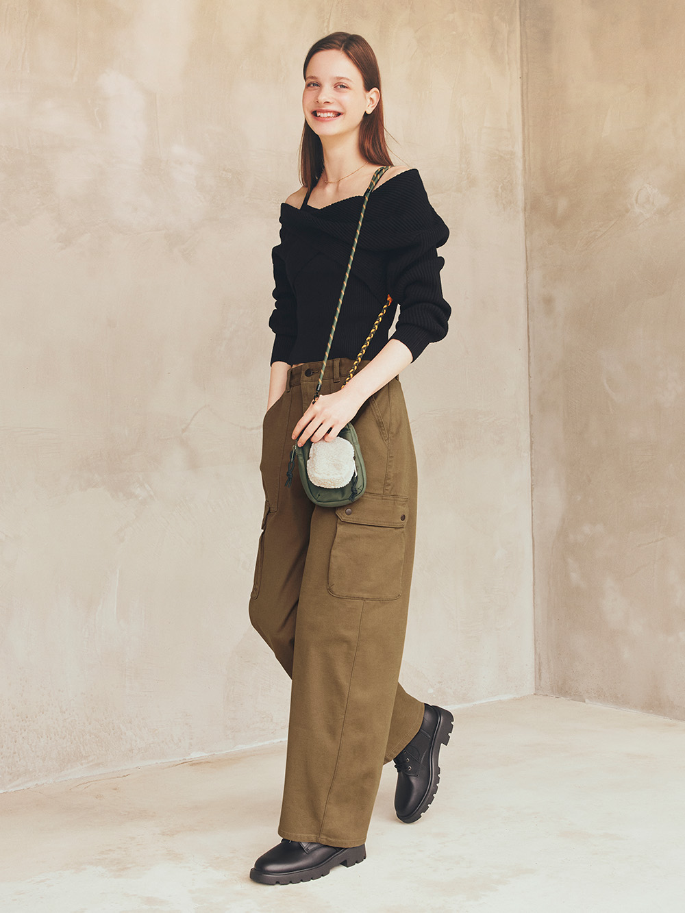 「ストレッチリブUネックT(12分袖)(ウォーム)、ハイライズストレートジーンズ(丈標準70.0～74.0cm)」を使った着こなし