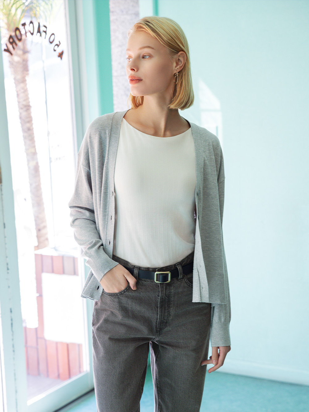 使用「Bra-Feel 2WAY Cropped Camisole、High Rise Straight Jeans」| GU 的穿搭創意