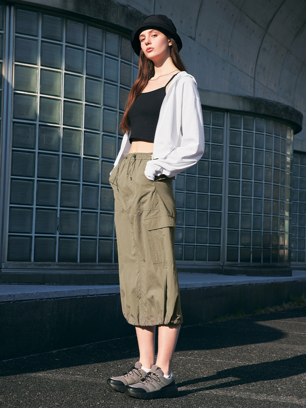 使用「Bra-Feel 2WAY Cropped Camisole、High Rise Straight Jeans」| GU 的穿搭創意