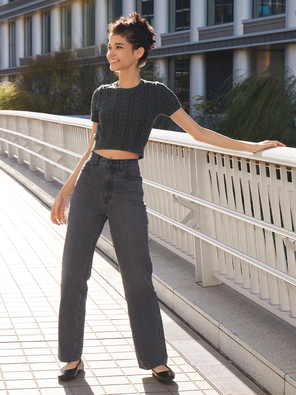 「シャーリングT(半袖)、ハイライズストレートジーンズ(丈標準70.0～74.0cm)」を使った着こなし| ジーユー