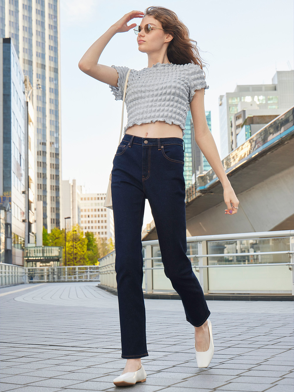 「シャーリングT(半袖)、ハイライズストレートジーンズ(丈標準70.0～74.0cm)」を使った着こなし| ジーユー