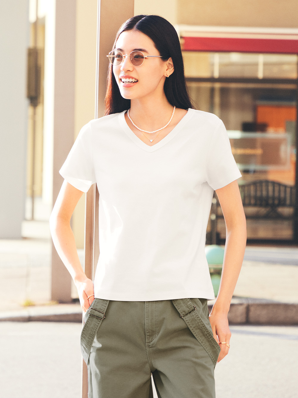 「シャーリングT(半袖)、ハイライズストレートジーンズ(丈標準70.0～74.0cm)」を使った着こなし| ジーユー