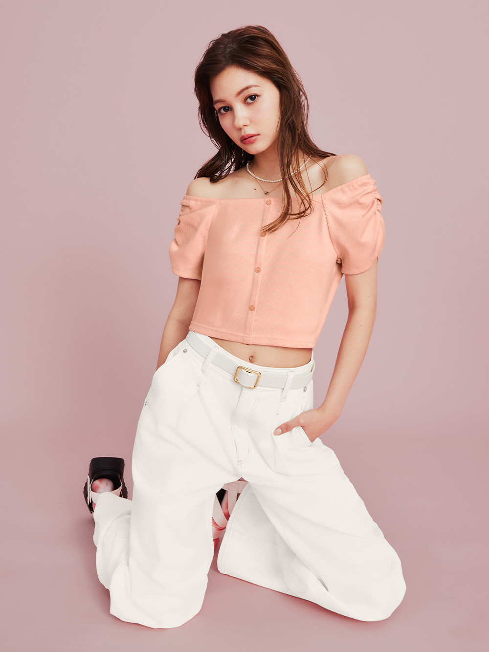 使用「Bra-Feel 2WAY Cropped Camisole、High Rise Straight Jeans」| GU 的穿搭創意