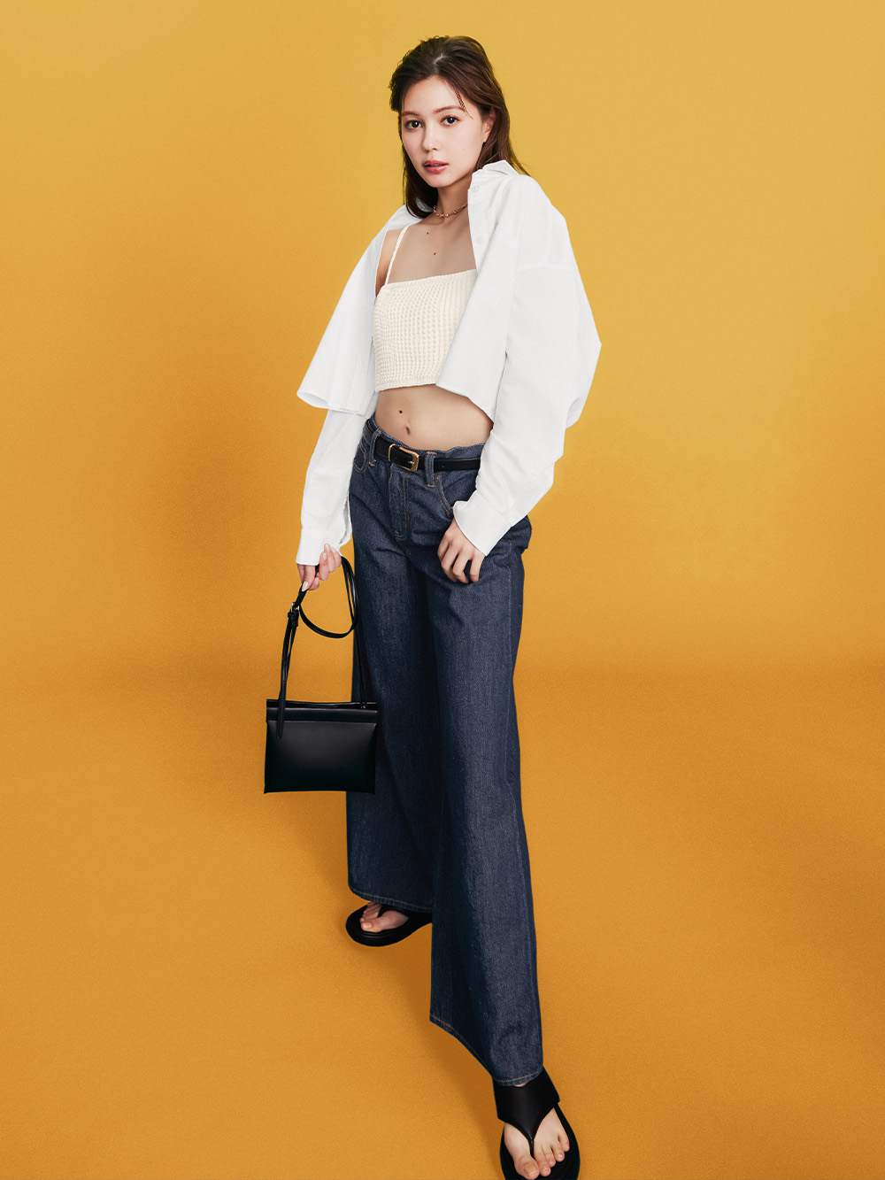 使用「Bra-Feel 2WAY Cropped Camisole、High Rise Straight Jeans」| GU 的穿搭創意