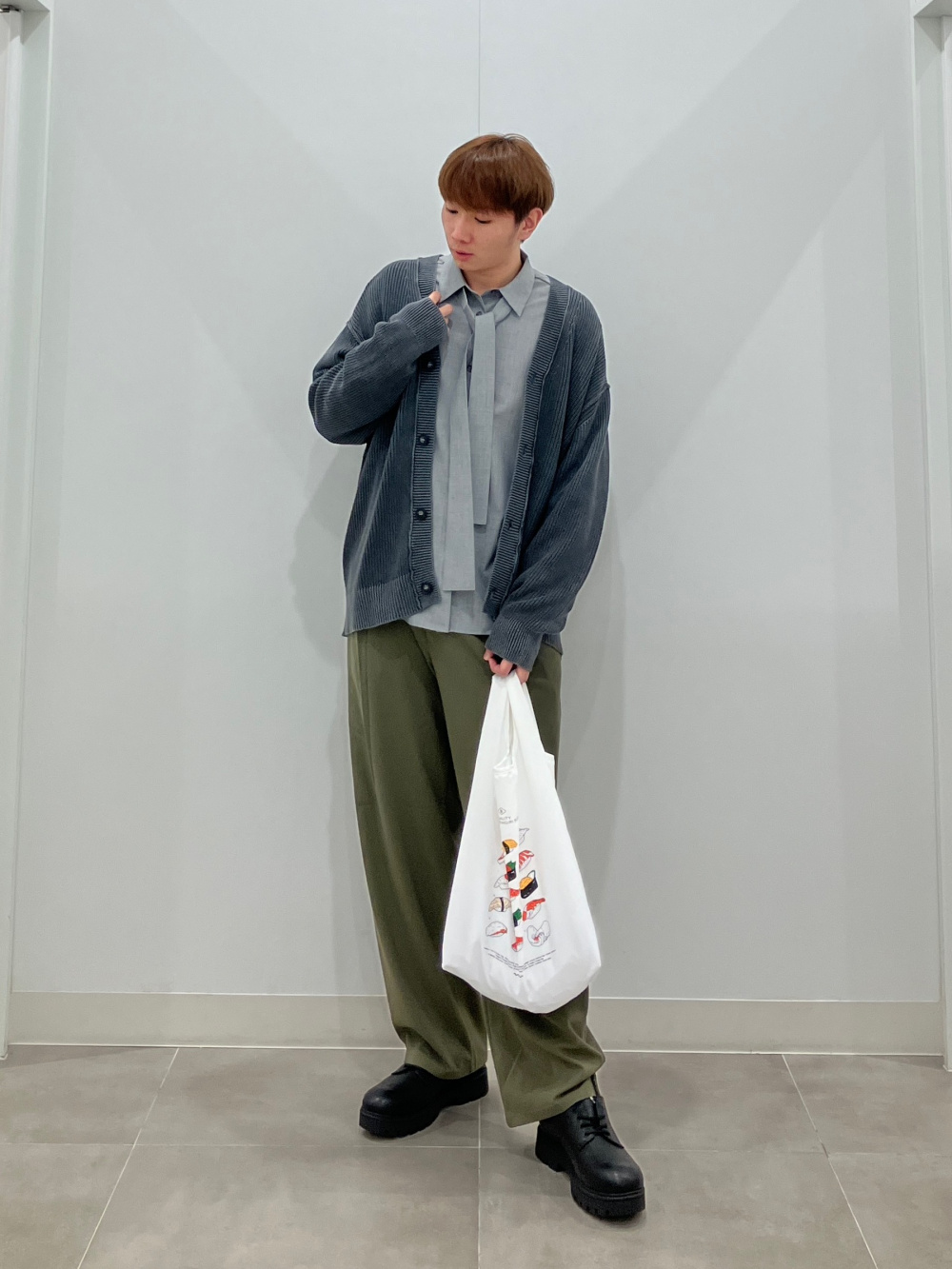 「ボウタイシャツQ、ライトデニムベルテッドワイドパンツ(丈標準70.0～74.0cm)」の着用コーディネート| ジーユー