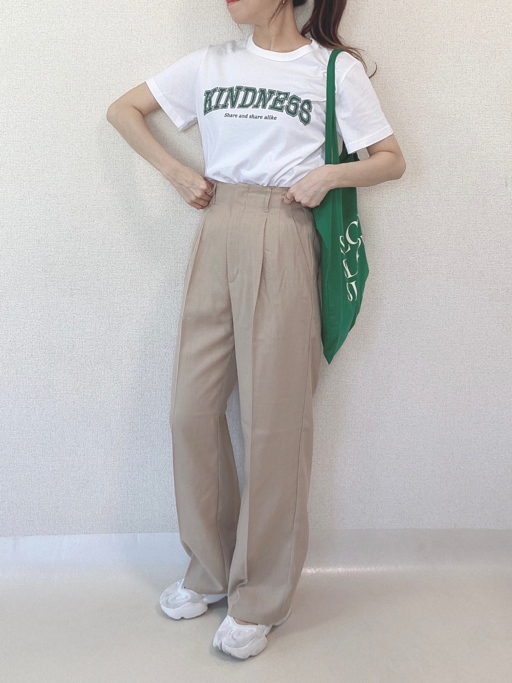 「グラフィックT(半袖)(カレッジロゴ)、カラースラックス(丈標準69～73cm)」の着用コーディネート| ジーユー