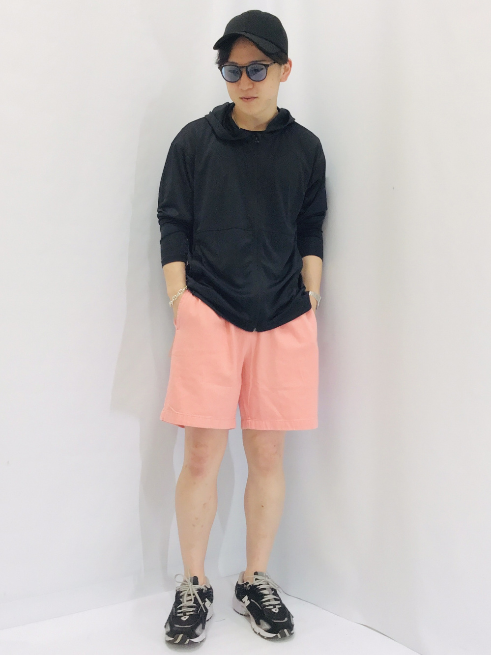 「マルチボーダークルーネックT(半袖)OSB+EC、ナイロンワイドショーツNT+E」の着用コーディネート| ジーユー