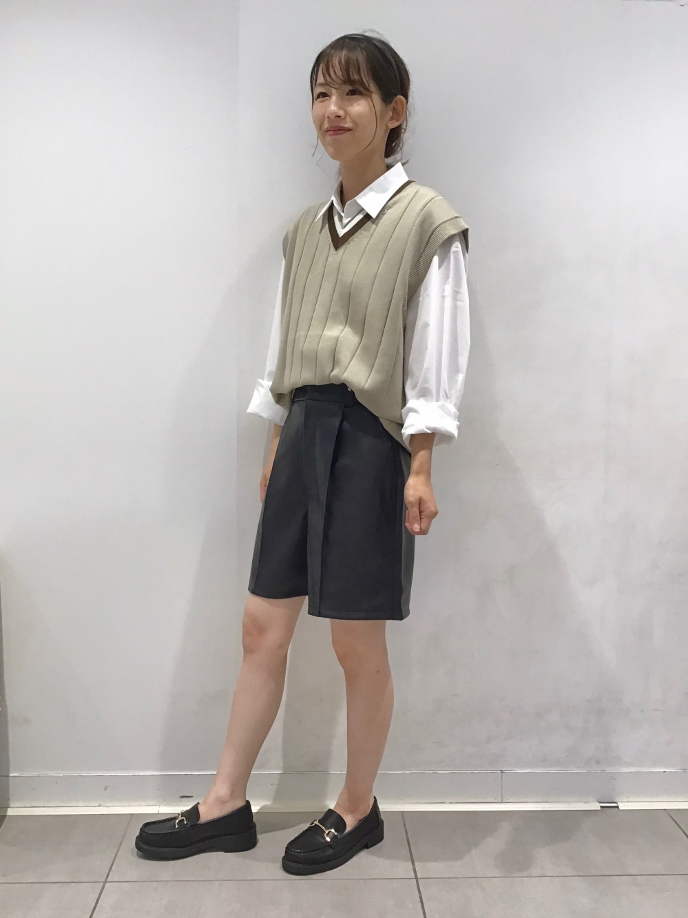 「學院風針織背心、工裝褲(褲長標準:69～73cm)」的穿搭靈感 | GU