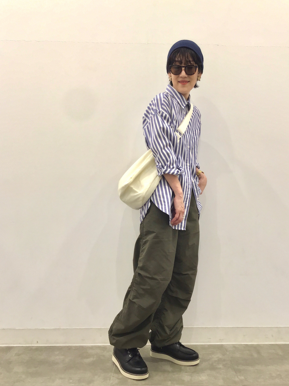 「ストライプオーバーサイズシャツ(長袖)、オーバーサイズクルーネックセーター(長袖)」を使ったコーディネート