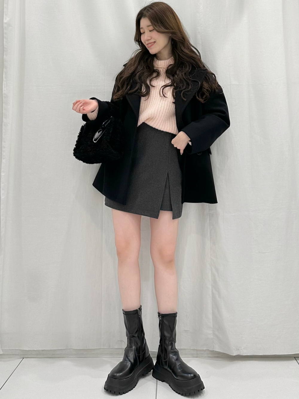 「ソフトコットンクルーネックT(長袖)、ハイライズストレートジーンズ(丈標準70.0～74.0cm)(セットアップ可能)」の着用コーディネート| ジーユー