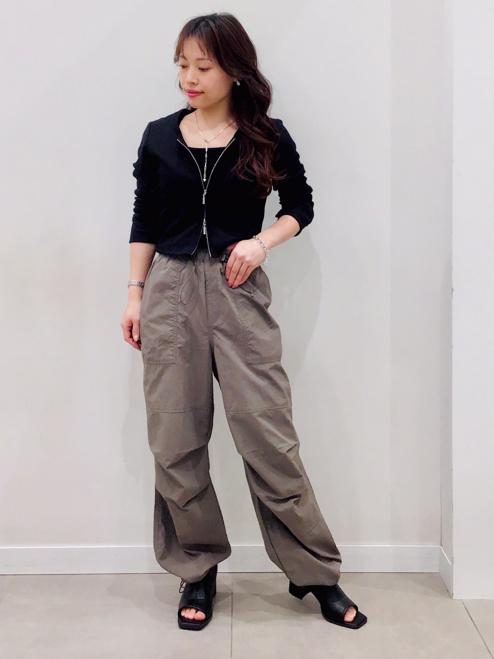 「リブダブルジップカーディガン(長袖)Q、コクーンジョガープルオンパンツ(丈標準67.5～71.5cm)」の着用コーディネート| ジーユー