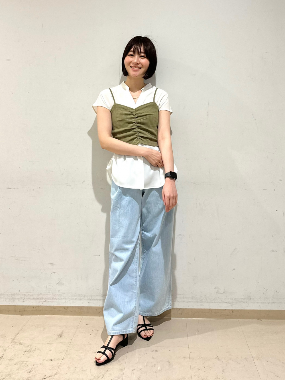 「ブラフィールクロップドホルターネックキャミソール、ドレープシャツ(半袖)(2024年モデル)」の着用コーディネート| ジーユー