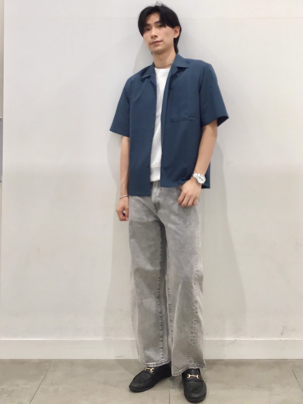 「ナイロンオーバーサイズシャツ(5分袖)(セットアップ可能)、バレルレッグジーンズ(丈標準69.5～73.5cm)」の着用コーディネート| ジーユー