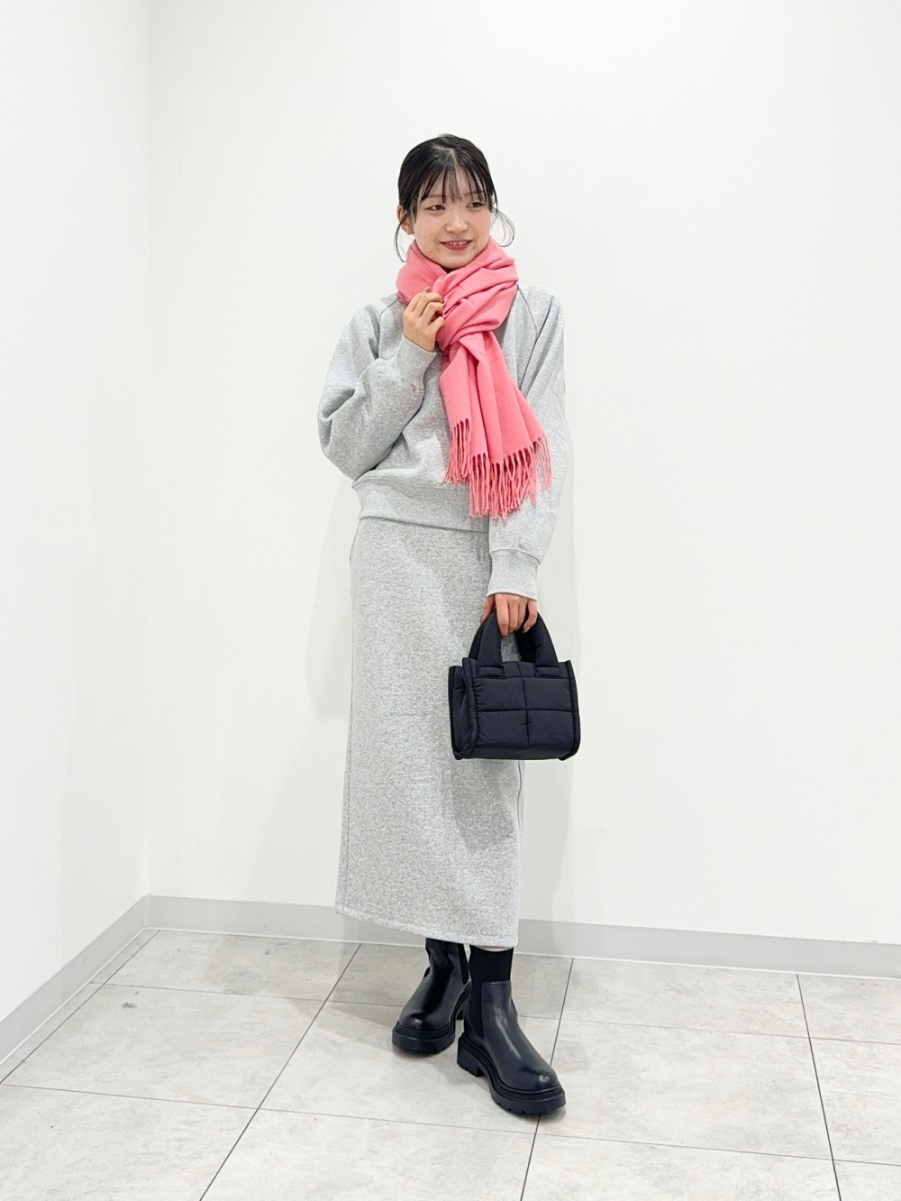 「Heavy Weight Sweat Narrow Skirt、Woolly Gradation Scarf」| GU的穿搭理念