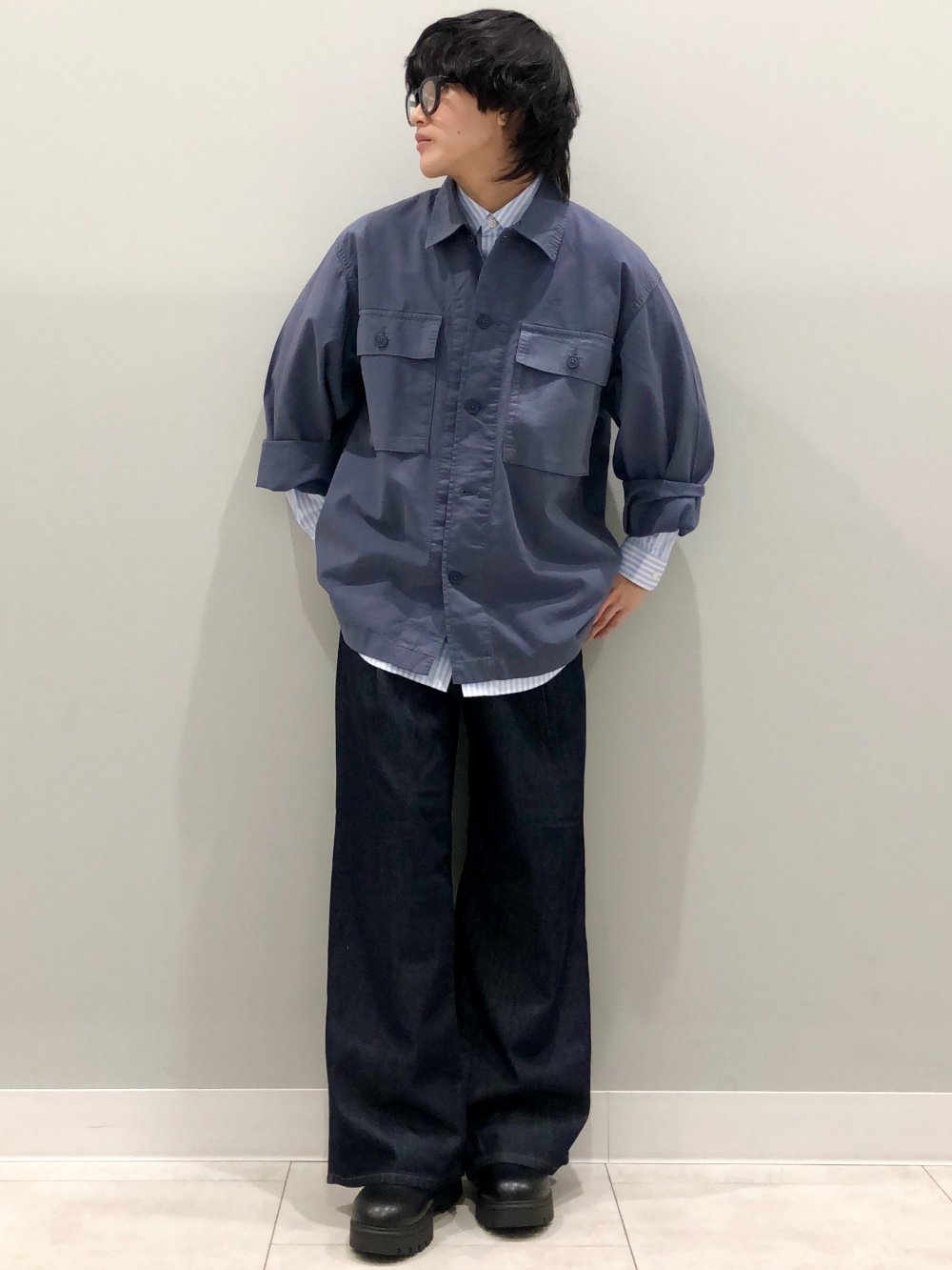 「ボウタイシャツQ、ライトデニムベルテッドワイドパンツ(丈標準70.0～74.0cm)」の着用コーディネート| ジーユー