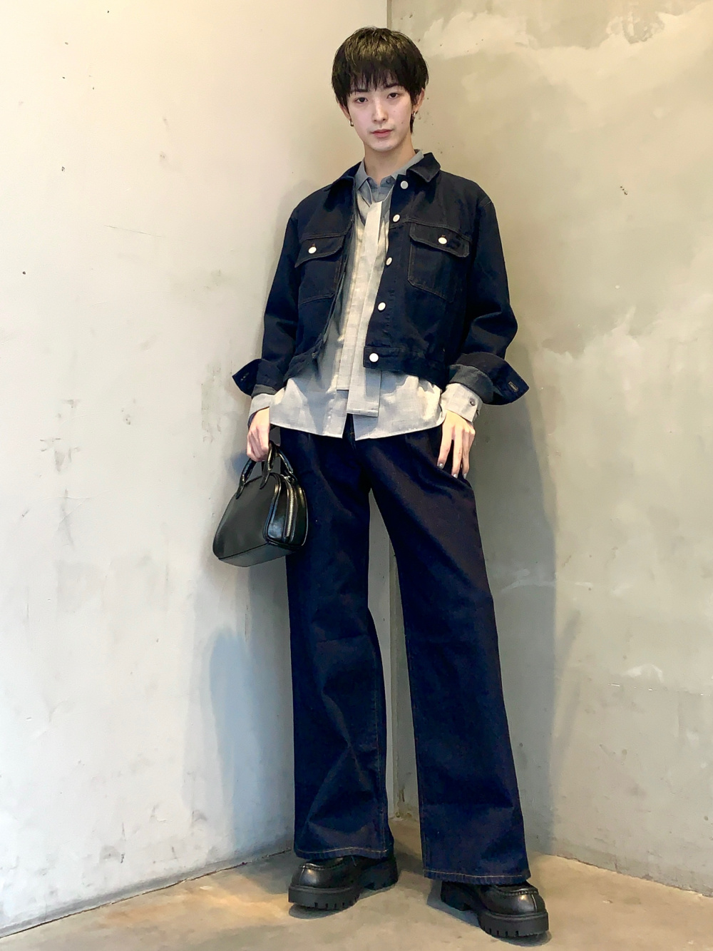 「ボウタイシャツQ、ライトデニムベルテッドワイドパンツ(丈標準70.0～74.0cm)」の着用コーディネート| ジーユー