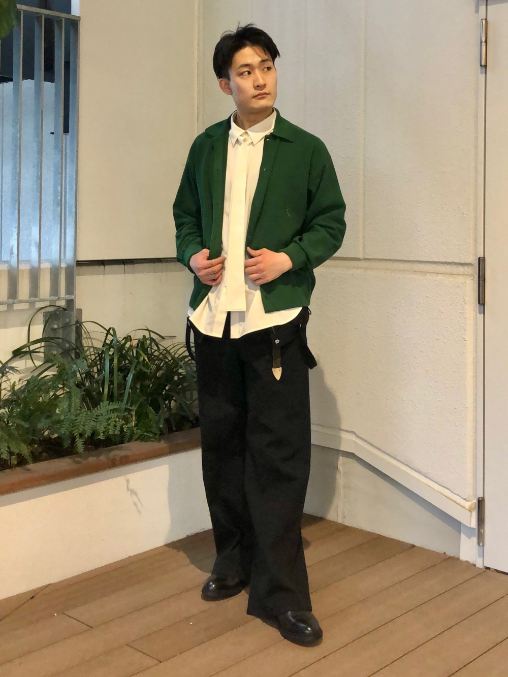 「ボウタイシャツQ、ライトデニムベルテッドワイドパンツ(丈標準70.0～74.0cm)」の着用コーディネート| ジーユー