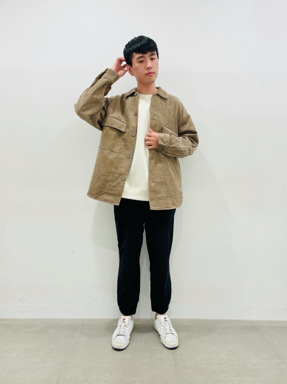 「コーデュロイCPOシャツ(長袖)(セットアップ可能)、ダブルフェイスビッグプルパーカ(長袖)」の着用コーディネート| ジーユー