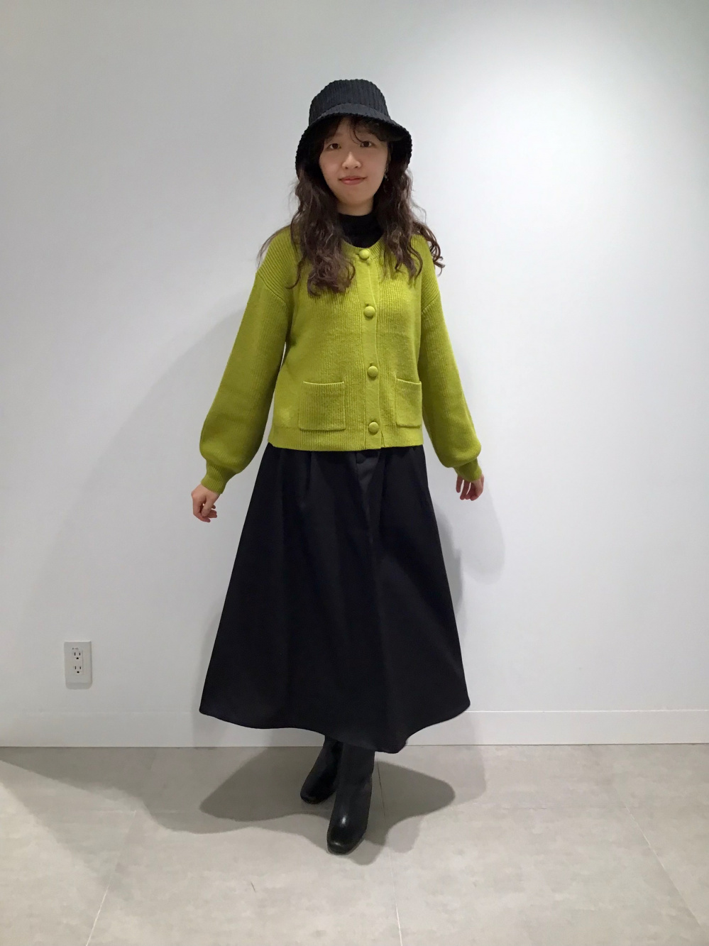 「ソフトリブタートルネックT(長袖)(ややゆったり)、ダブルポケットクロップドカーディガン(長袖)OSB+EC」の着用コーディネート| ジーユー