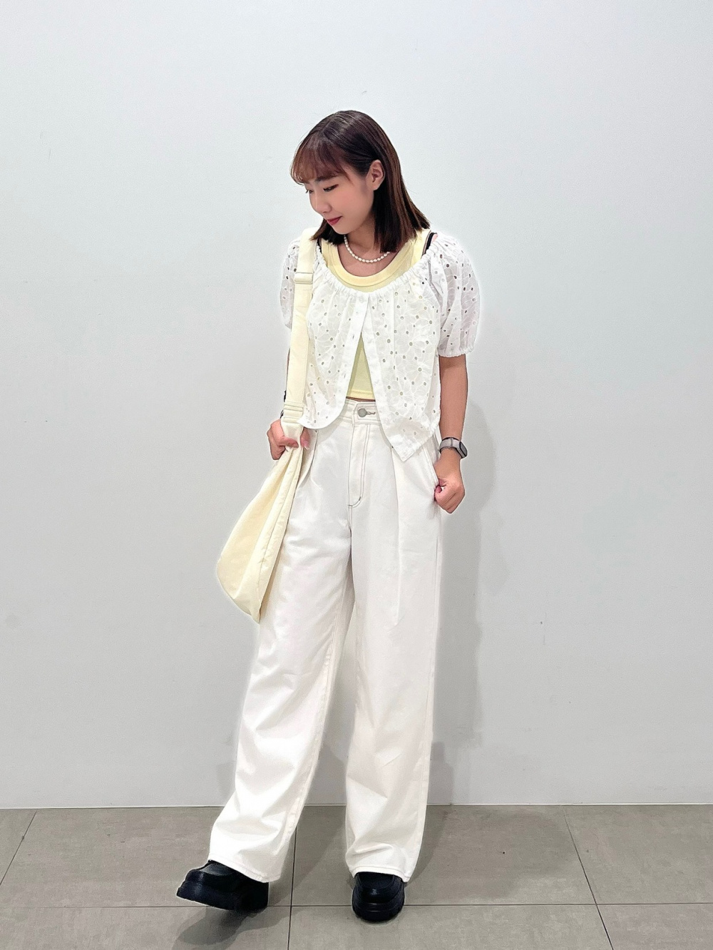 「紋理綁帶式上衣(短袖)Q、輕型牛仔寬褲(褲長標準)」的穿搭靈感 | GU