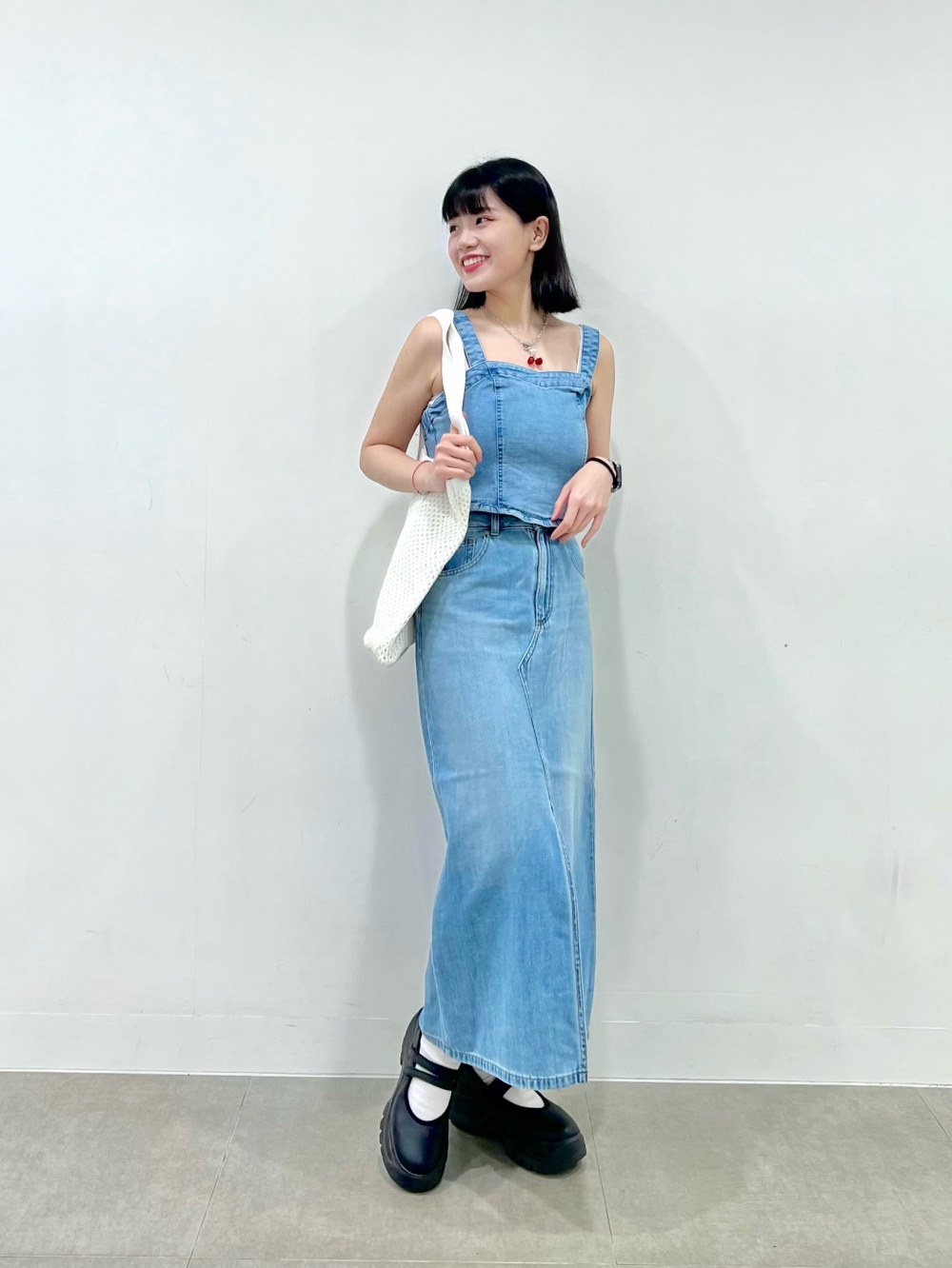 「網路獨家-中腰牛仔寬褲+EC(褲長稍長82cm)、網眼針織托特包+E」的穿搭靈感 | GU