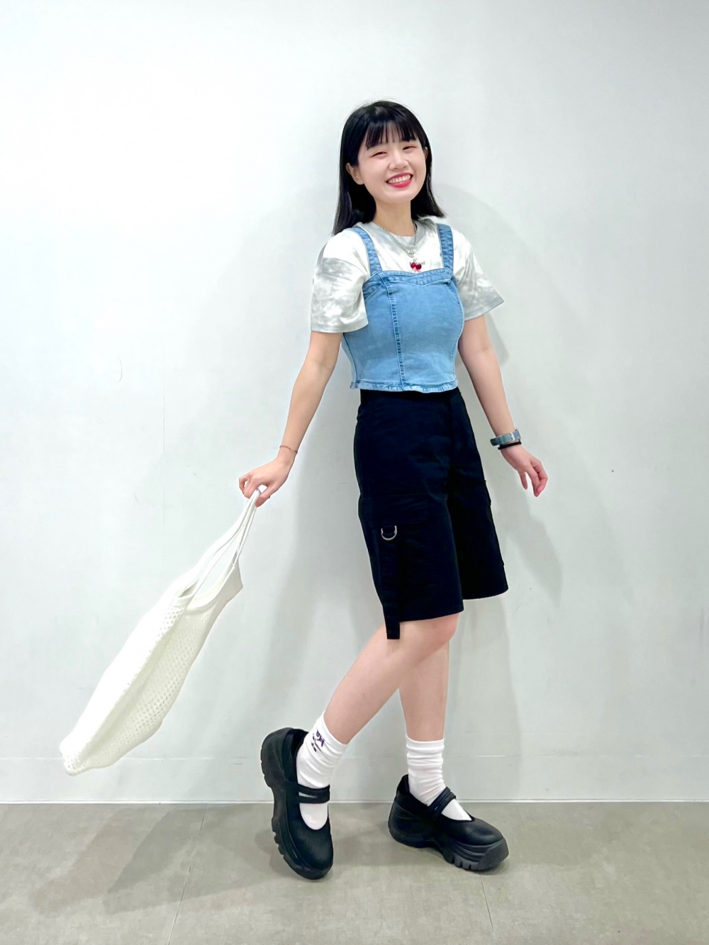 「網路獨家-中腰牛仔寬褲+EC(褲長稍長82cm)、網眼針織托特包+E」的穿搭靈感 | GU