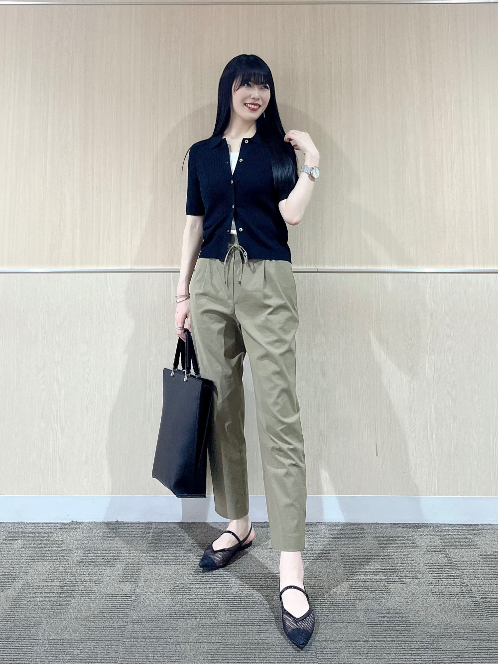 「プレミアムオックスワイドストレートパンツ、UVカットレーヨンブレンド半袖ポロカーディガン」の着用コーディネート| プラステ