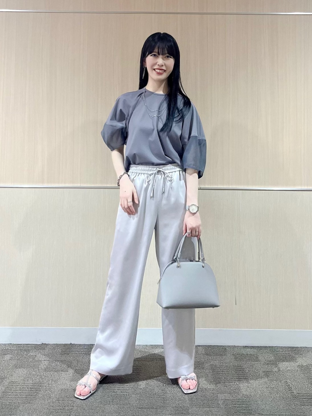 「プレミアムオックスワイドストレートパンツ、UVカットレーヨンブレンド半袖ポロカーディガン」の着用コーディネート| プラステ