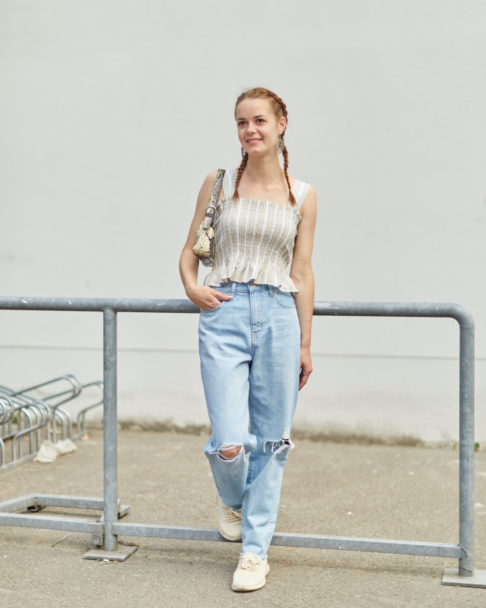 Check styling ideas for「Peg Top High Rise Jeans (Ripped)」| UNIQLO AU