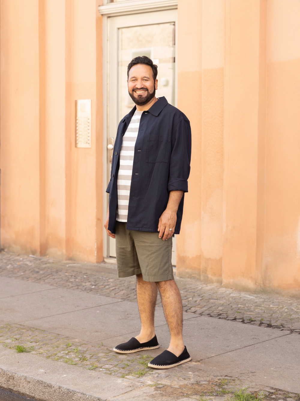 Descubre ideas de looks para「Jersey cuello redondo (manga corta)、Pantalón corto confort lino ...