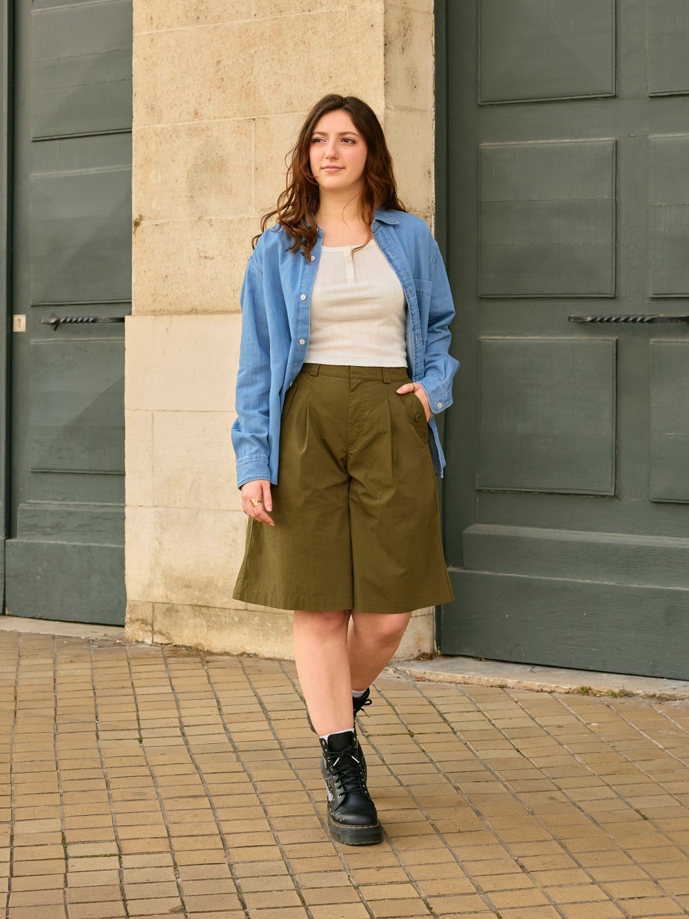 Descubre ideas de looks para「Pantalón corto bermuda、Camisa lino mezcla (sin mangas)」| UNIQLO ES