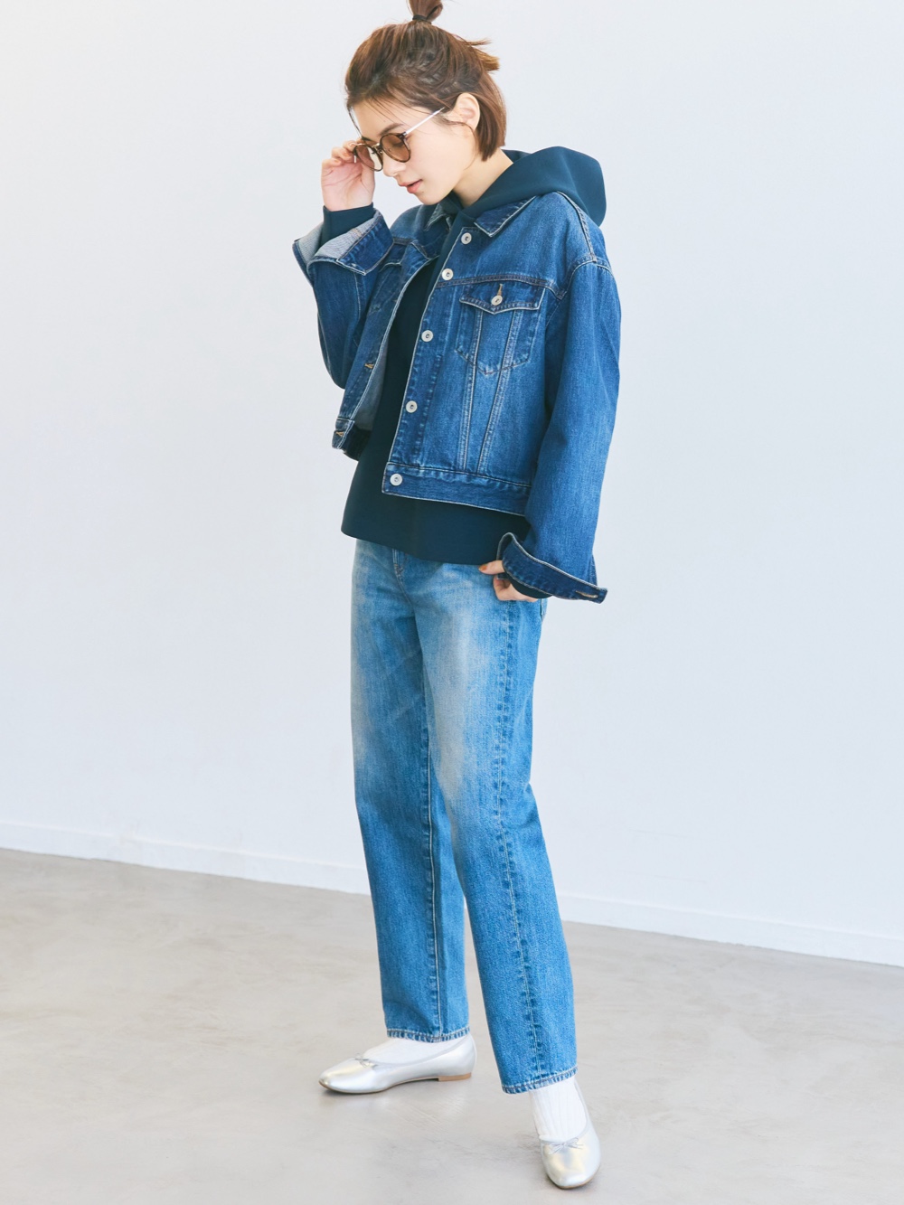 「エアリズムコットンT（半袖）、ボーイフレンドテーパードジーンズ（丈標準66cm）」を使った着こなし| ユニクロ