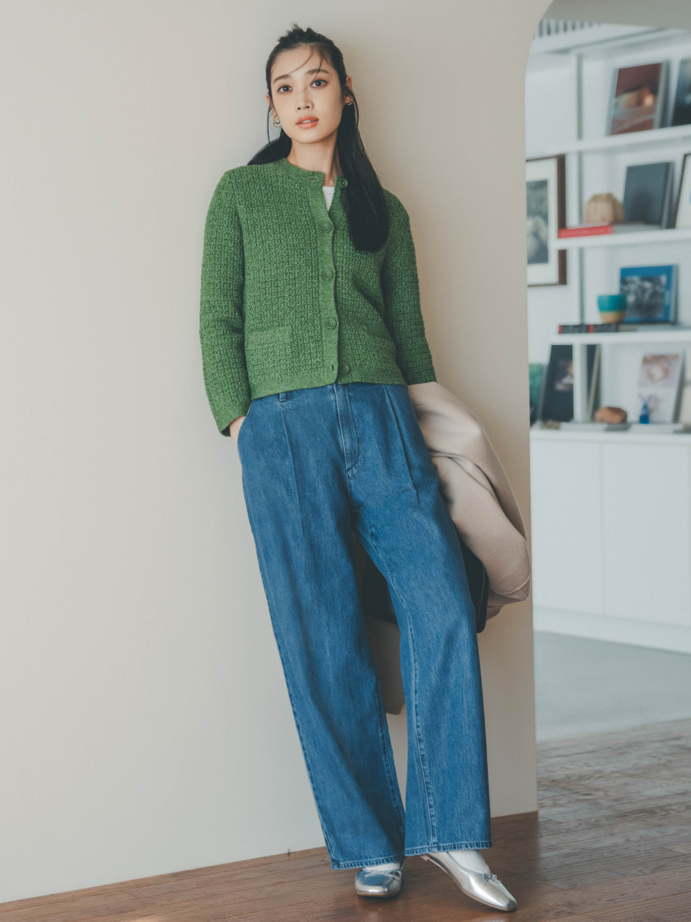 「リネンブレンドストライプバンドカラーシャツ（7分袖）、ドレープデニムタックパンツ（丈標準72～74cm）」を使った着こなし| ユニクロ公式