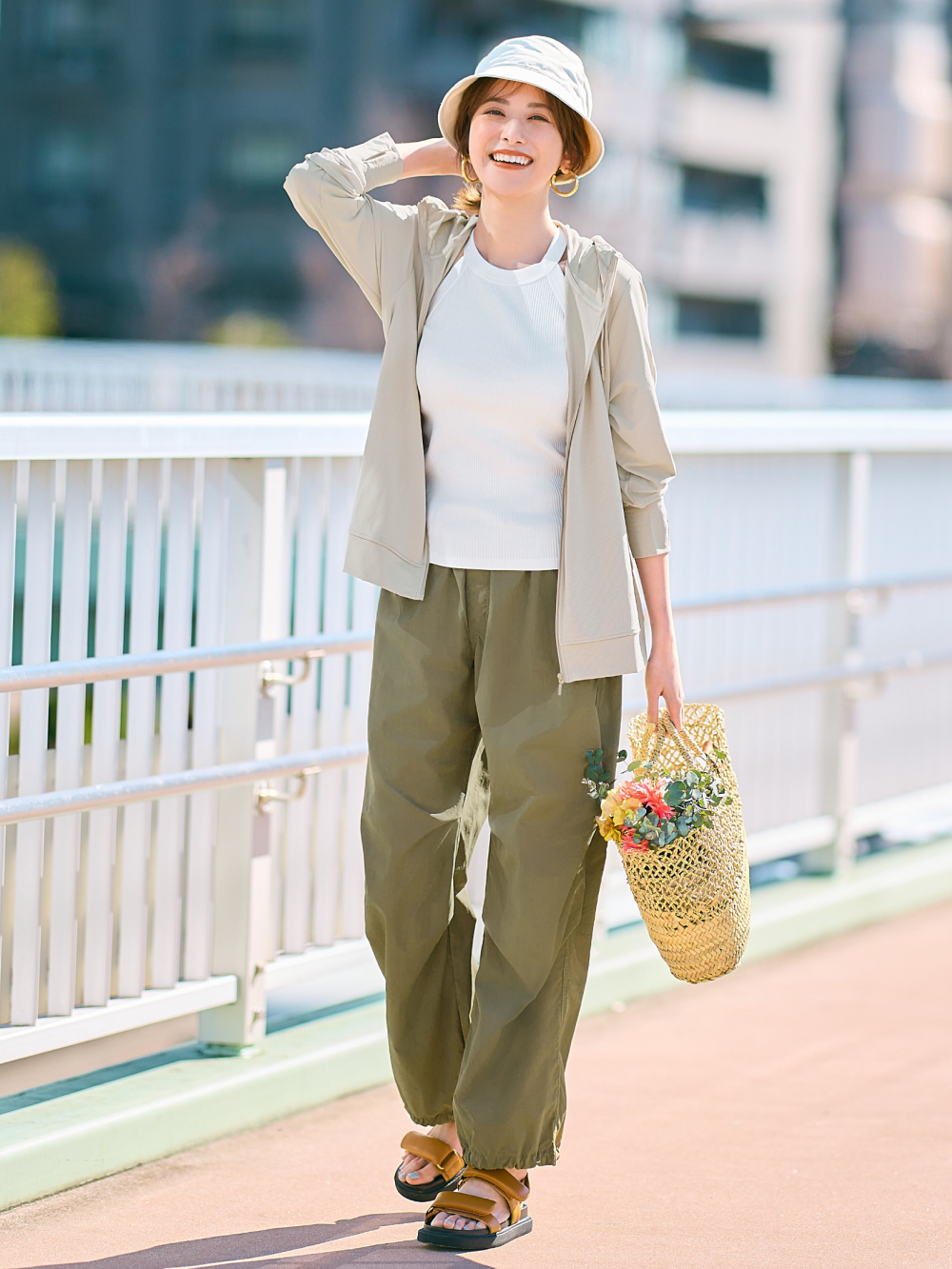 「抗 UV 帽子 (防曬 UPF50+)、打褶寛版條紋長褲 (褲內襠長 69-71cm)」穿搭推薦 | UNIQLO香港及澳門