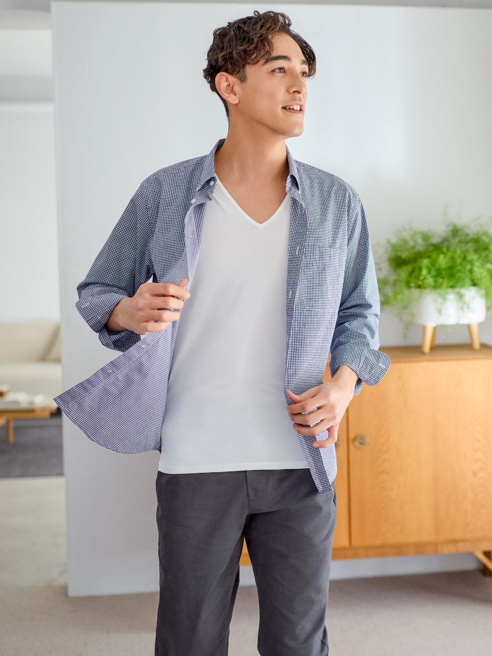 「AIRism V領T恤(短袖) 467853 / 464302、合身卡其褲 470546」穿搭推薦 | UNIQLO台灣