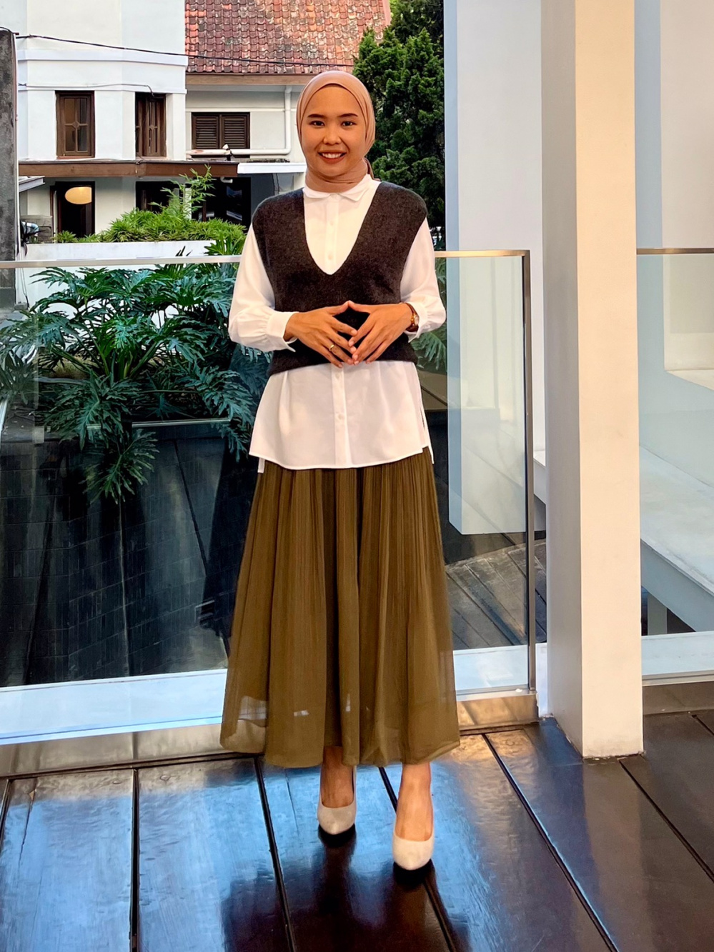 Cek ide styling untuk「Kemeja Broadcloth Oversize | Lengan Panjang、Rompi ...