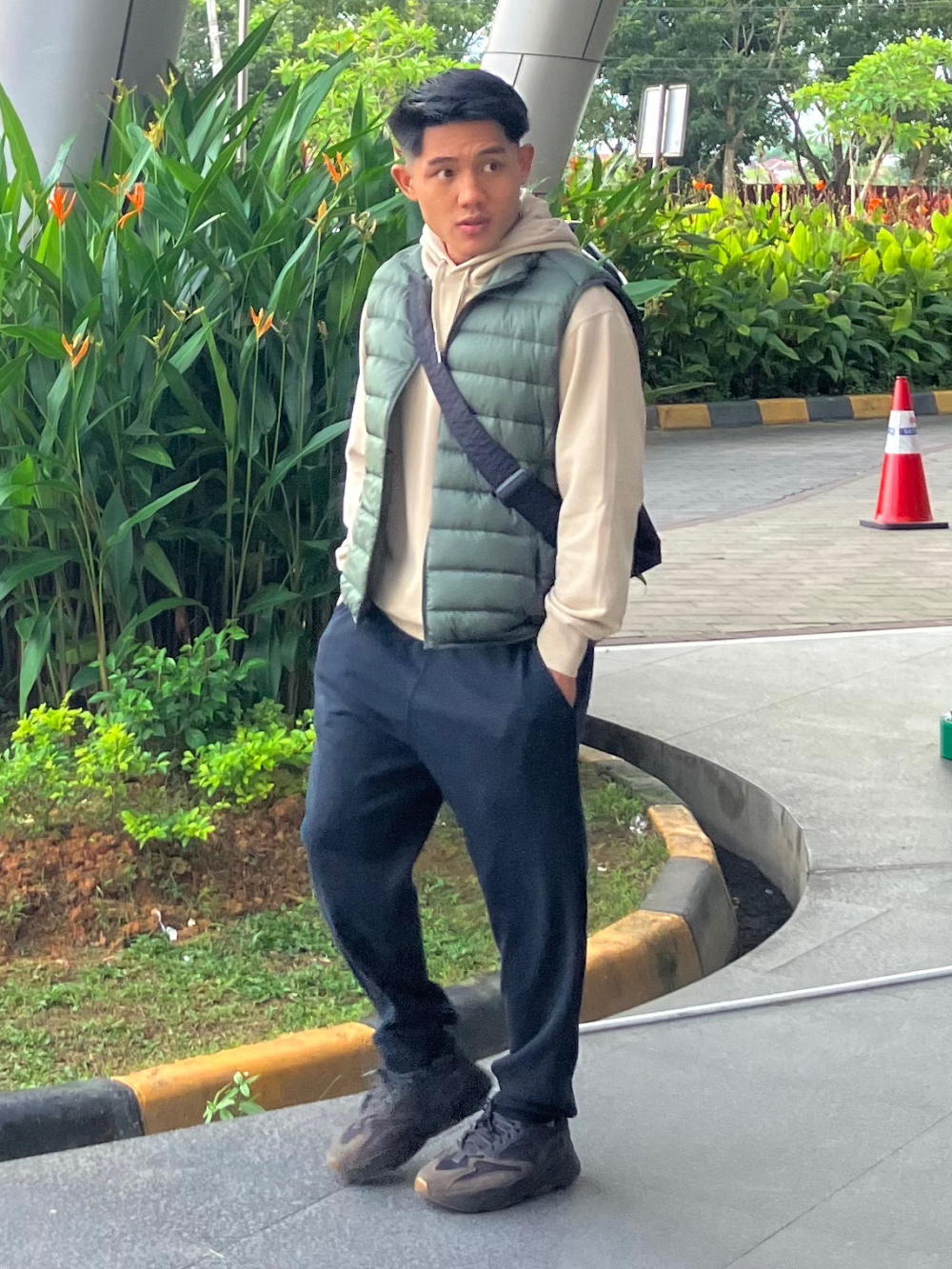 Check styling ideas for「Cross Body Bag」| UNIQLO SG