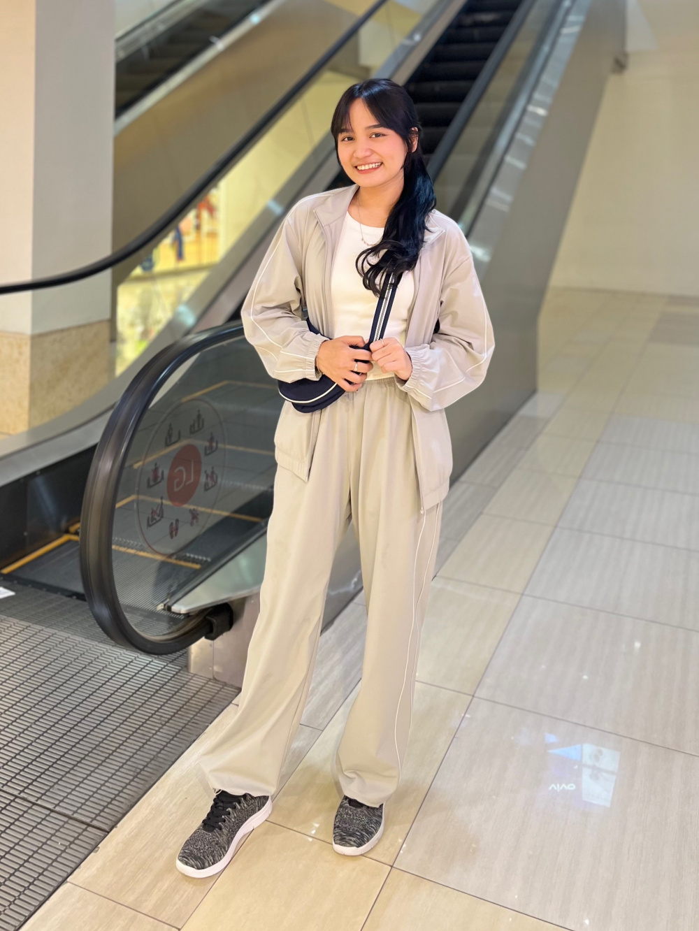 Cek ide styling untuk「Tas Bulat Ultra Mini、Atasan Crop Bra Rib (Tank ...