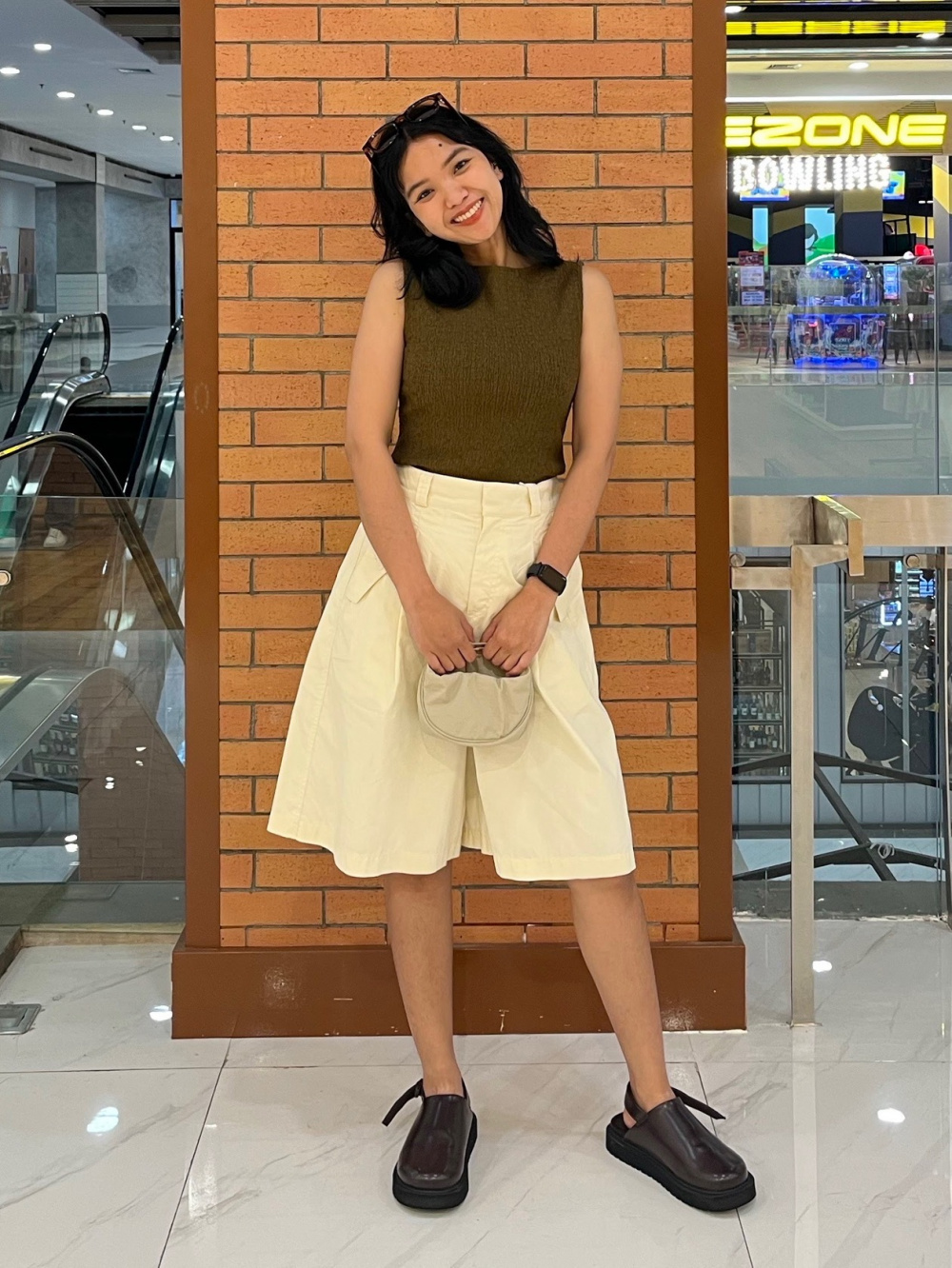 Cek ide styling untuk「Tas Bahu Mini Bulat | Motif、T-Shirt Kerut Kerah Lebar | Tanpa Lengan ...