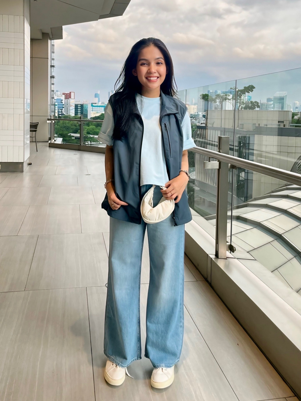 Cek ide styling untuk「Rompi Tahan Angin、Jeans Flare Lebar Drapey (Baggy ...