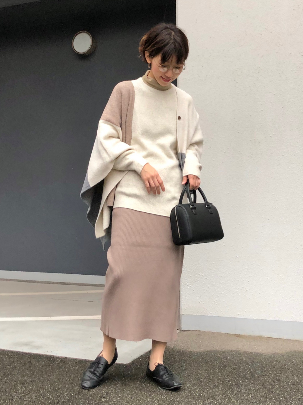 「ケーブルVネックベスト、リラックステーラードジャケット（チェック）セットアップ可能」の着用コーディネート| ユニクロ