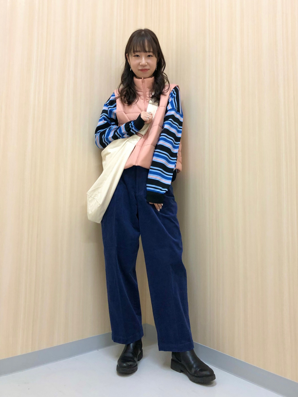 「コーデュロイワイドフィットタックパンツ（丈標準66～68cm）、シルクフロシキスカーフ」の着用コーディネート| ユニクロ