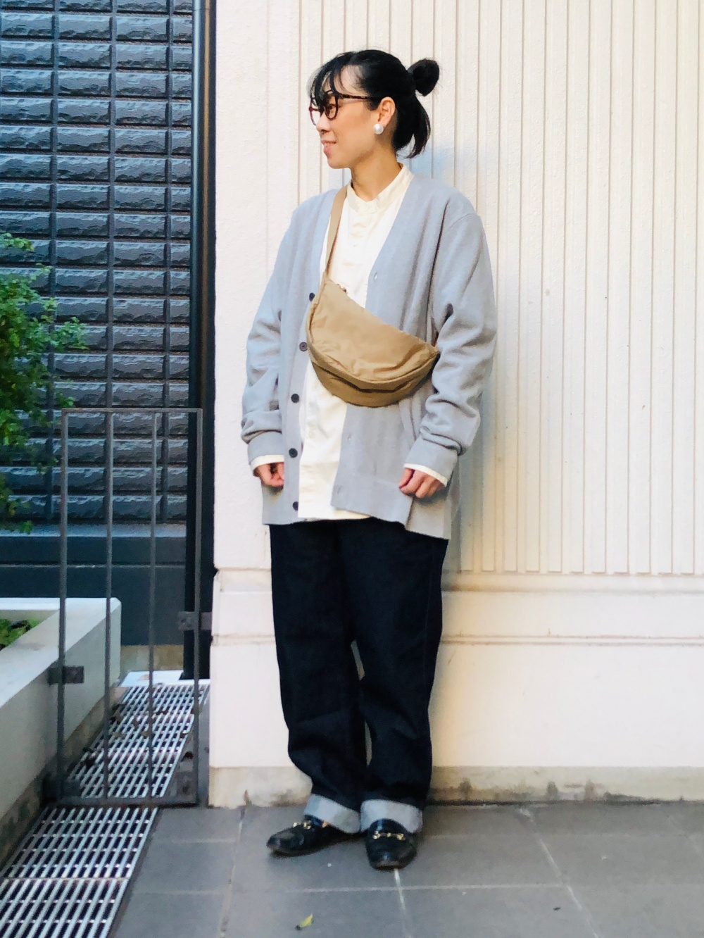 「ウォッシャブルミラノリブVネックカーディガン、デニムオーバーサイズスタンドカラーシャツ（長袖）」の着用コーディネート| ユニクロ公式