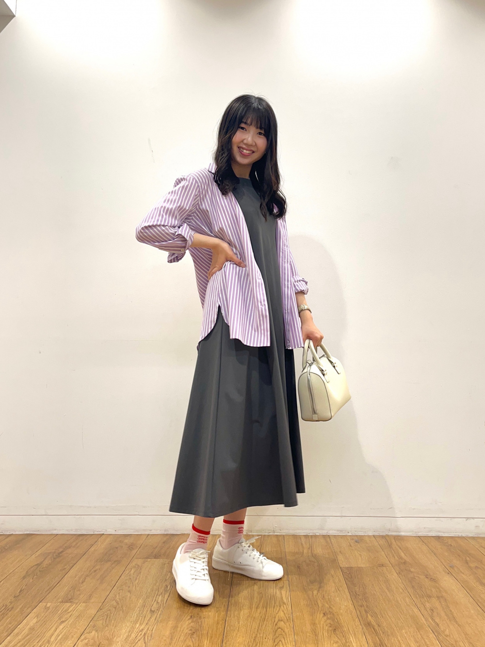 「エアリズムコットンT（半袖）、コットンストライプシャツ（長袖）」の着用コーディネート| ユニクロ