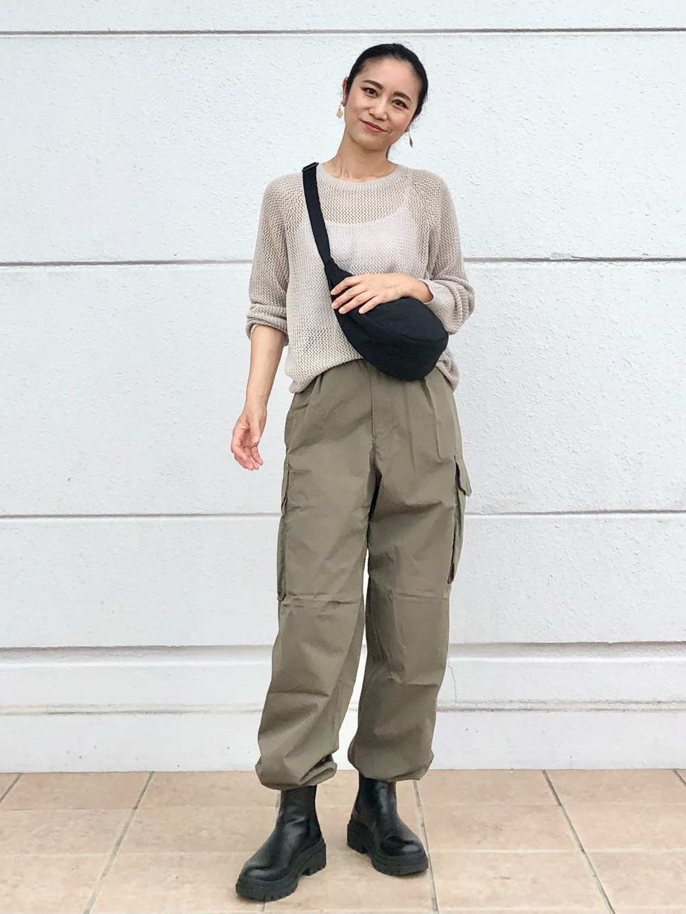 「エクストラファインメリノリブポロカーディガン（長袖）、ワイドフィットパラシュートカーゴパンツ」の着用コーディネート| ユニクロ公式