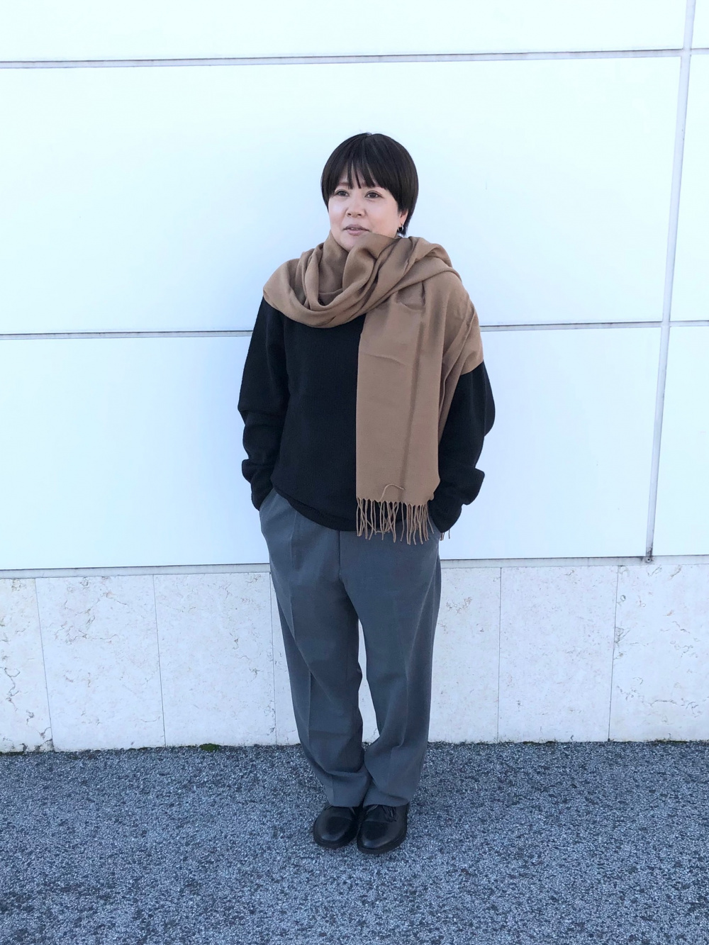 「コンフォート2Bジャケット（袖丈着丈標準）、ケーブルVネックニットベスト」の着用コーディネート| ユニクロ公式