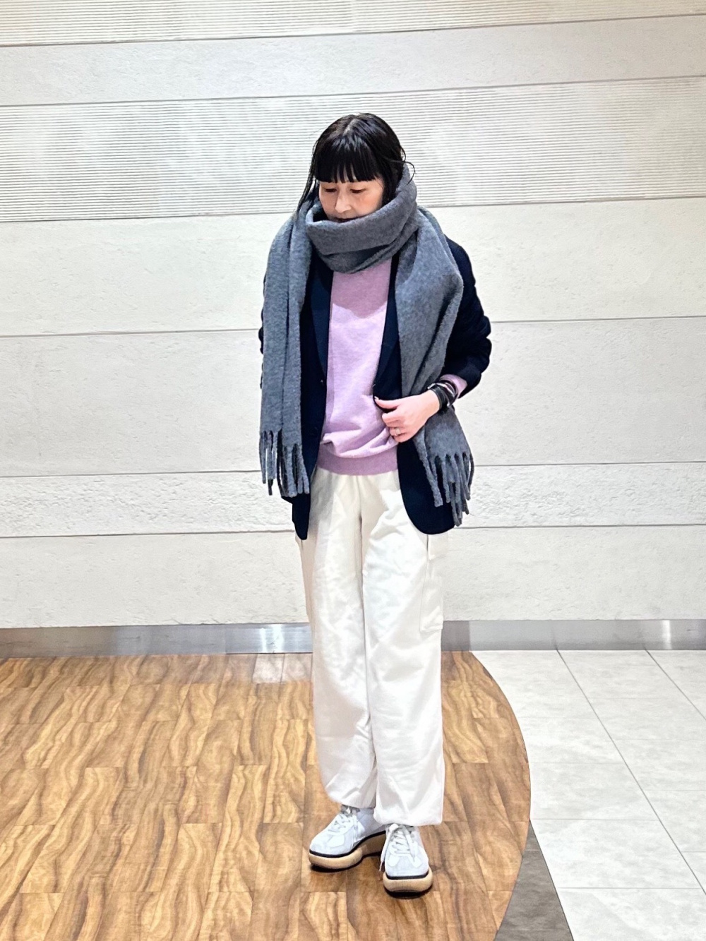 「コンフォート2Bジャケット（袖丈着丈標準）、ケーブルVネックニットベスト」の着用コーディネート| ユニクロ公式