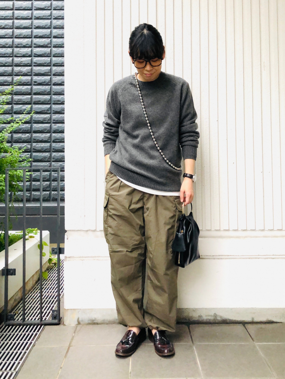 「スウェットクルーネックシャツ、ワイドフィットパラシュートカーゴパンツ」を使ったコーディネート