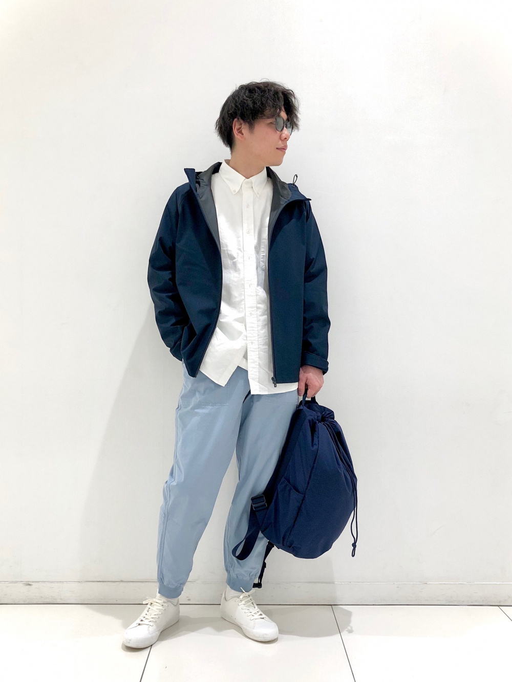 Khám phá gợi ý phong cách cho「Quần Dài Parachute、Balo Dây Rút」| UNIQLO VN