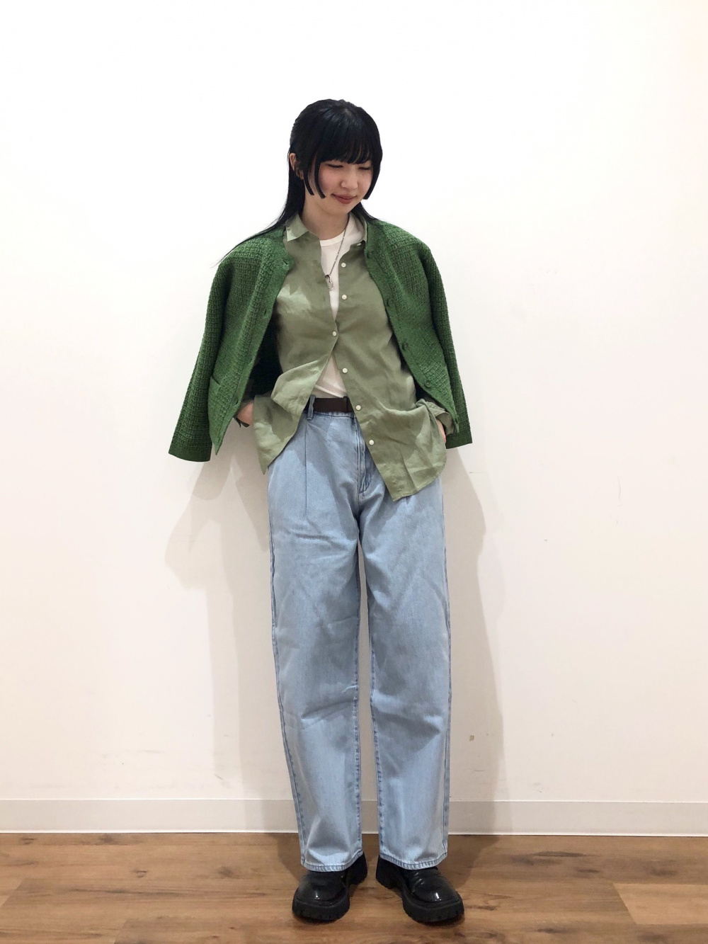 「針織短版外套、特級亞麻襯衫(長袖)」的穿搭靈感 | UNIQLO台灣